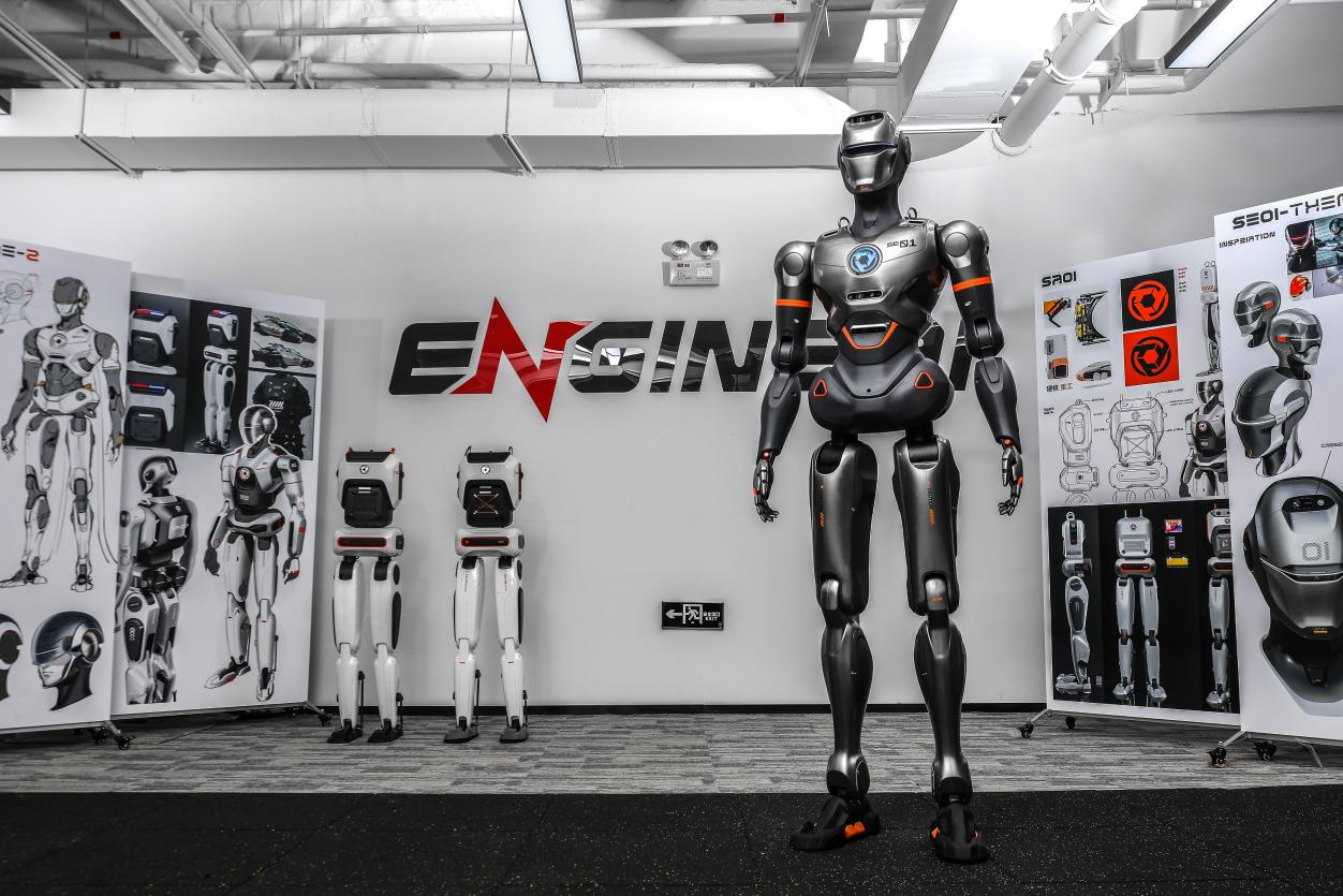 EngineAI SE01: First Humanoid Robot to Walk Naturally
